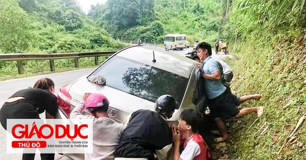 Nhóm học sinh Nghệ An giúp lái xe kéo ô tô rơi xuống mương